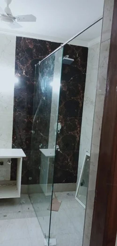 10 Mm Plain Toughened Glass Partition at Rs 500 / Square Feet in Delhi | ALASTER BATH